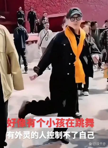 男生在我面前蹦蹦跳跳走路图标