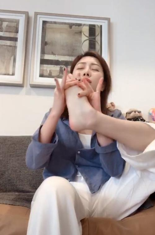 女友让男友闻她脚臭不图标