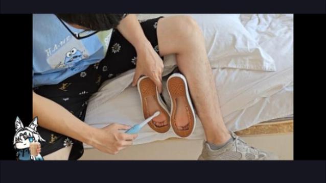 脱鞋挠脚心搞笑短片图标
