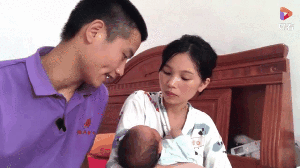 小秋带着孩子图标
