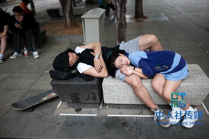 男子马路铺床视频截图