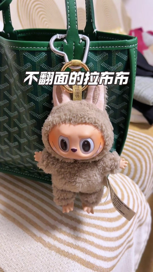 包包挂件挂在包左边好还是右边图标