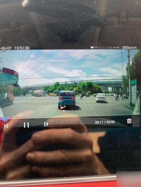 行车记录仪镜头模糊不清什么原因截图