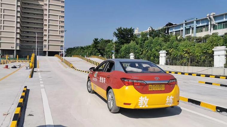 附近学车哪个驾校最近图标