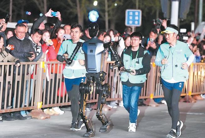 机器人跑半马爬坡过坎拐14个弯截图