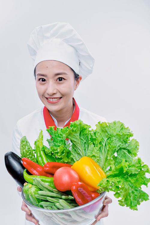把菜全部端过来