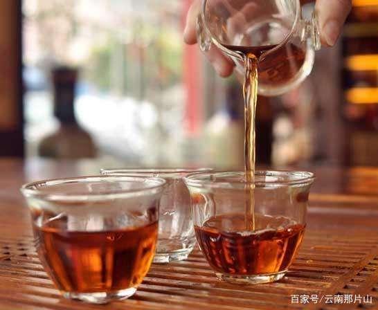 把满杯茶故意倒满