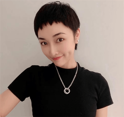 女人剪超短发剃头发视频