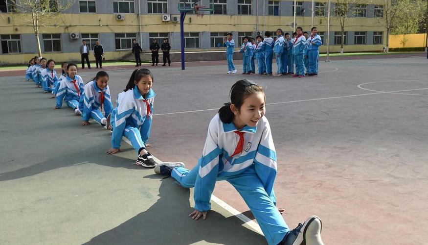 学生玩劈叉游戏