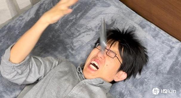 睡觉被手机砸脸的图片图标