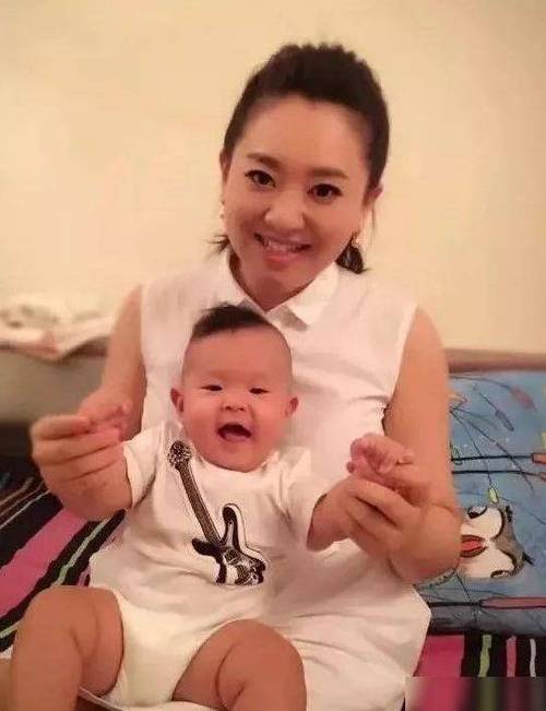 月亮姐姐的经历和成就图标