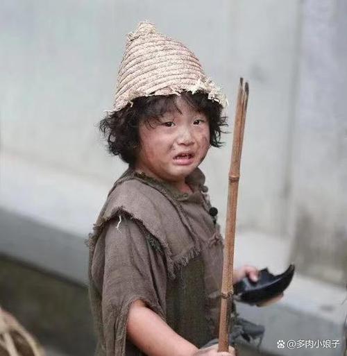 一个小孩为爸爸要饭图标