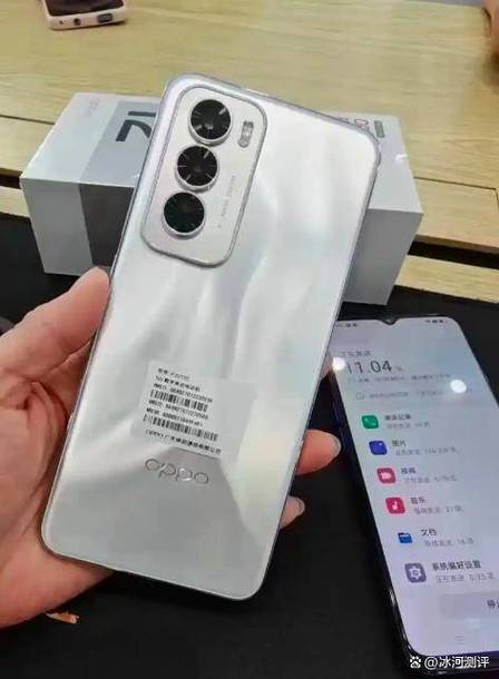 中间竖着三个摄像头的手机图标