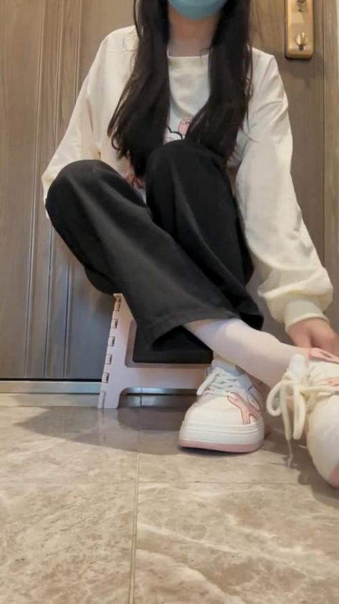 小白袜配小白鞋小女孩图标
