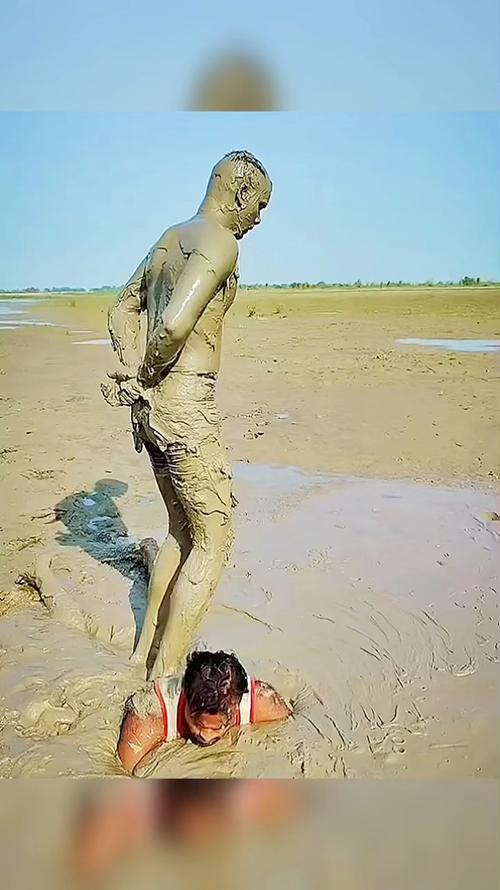 小姐姐在烂泥坑里游泳图标