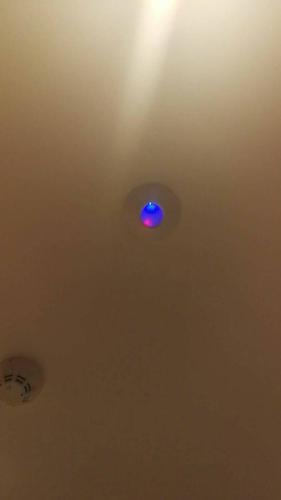 天花板的烟雾报警器会闪小红点截图