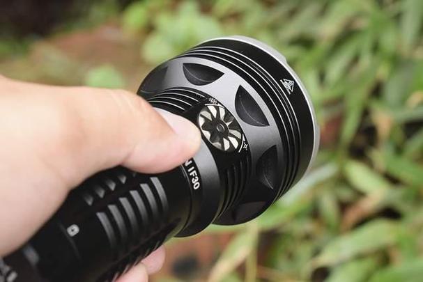 用强光手电照射摄像头图标