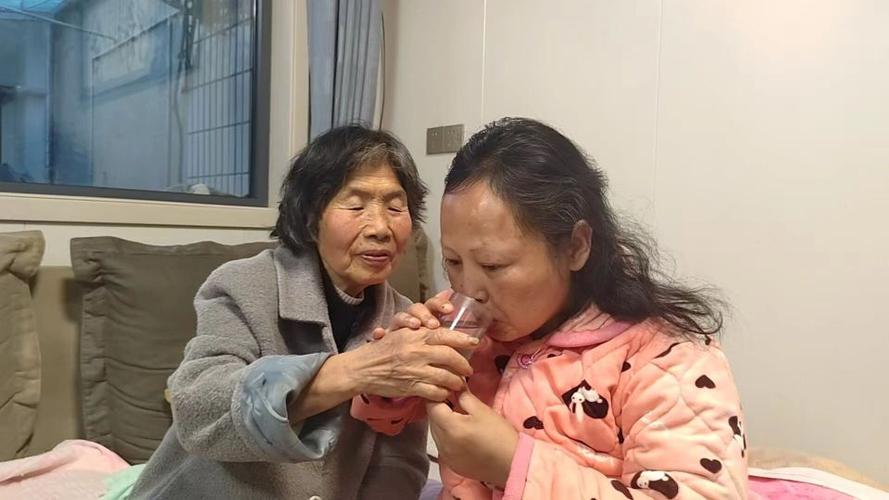 婆婆给儿媳接生图标
