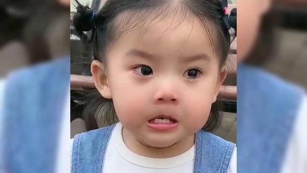 女生龇牙的表情包图标