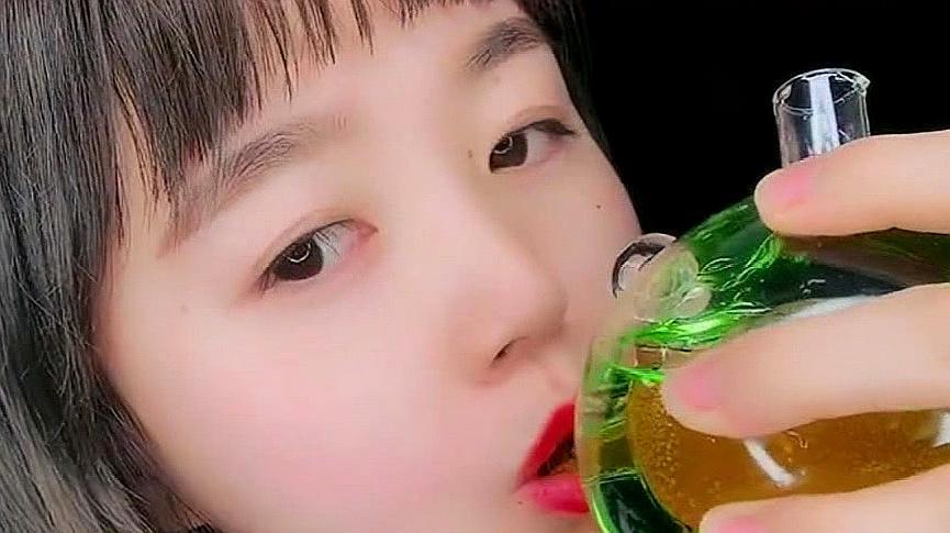 小姐姐喝水肚子声音图标