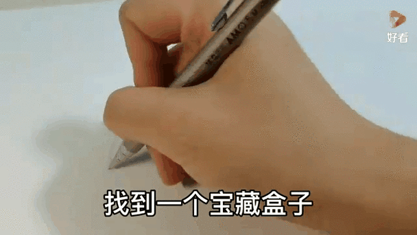 一个小女孩捡到一个盒子图标