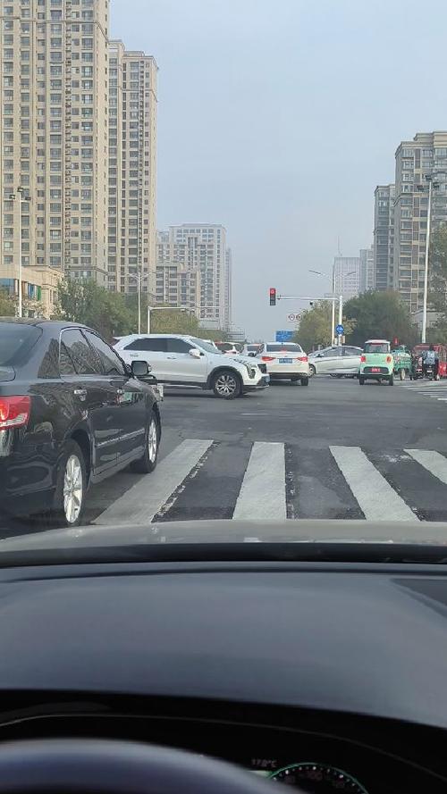 红绿灯路口转弯压黄线截图