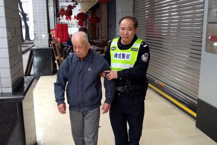 民警找回走失老人