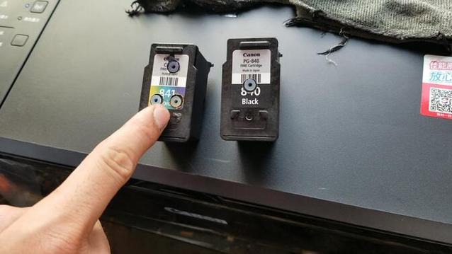 换打印机墨盒的视频截图