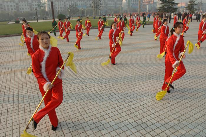 拿棍子的广场舞截图