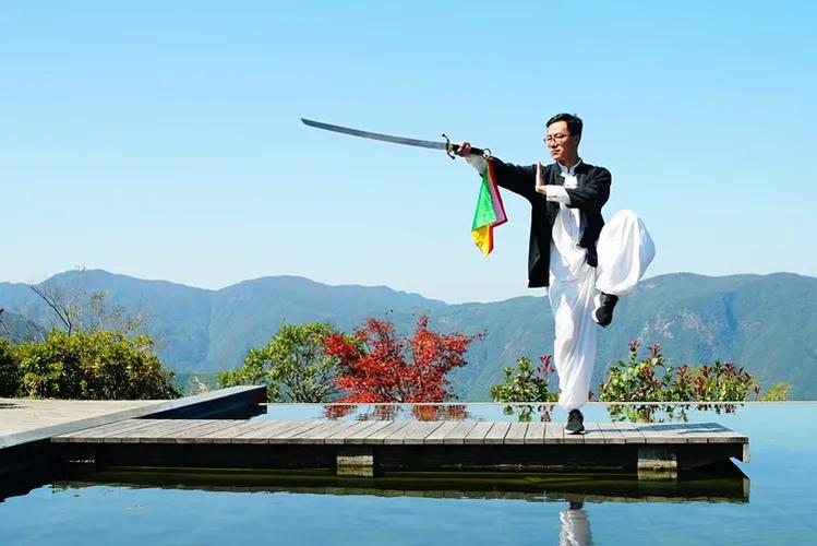 82式凤凰剑背向口令版视频图标