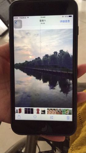 苹果手机上突然出现了一条小黑线截图