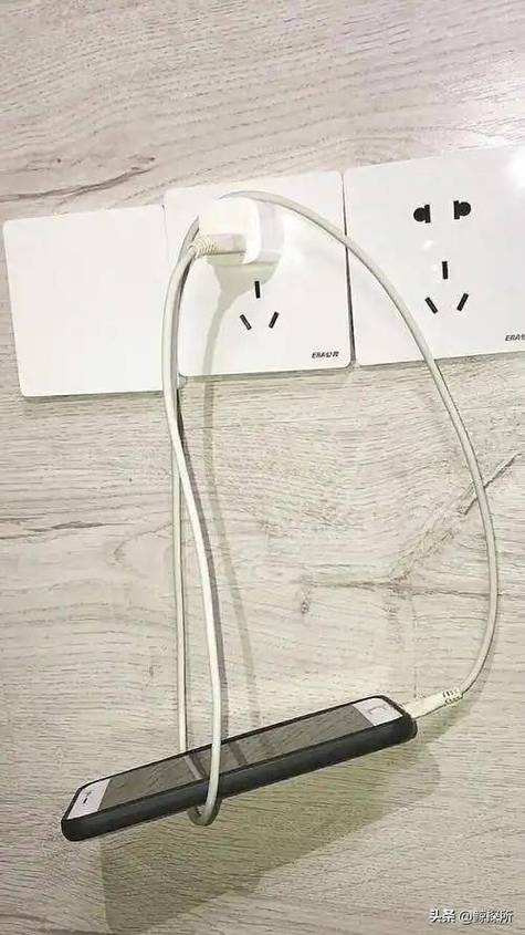 手机插着充电器不充电图标