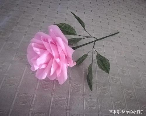 剪下红纸缠在花枝上截图