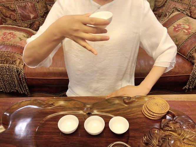 三龙护鼎拿杯图片图标