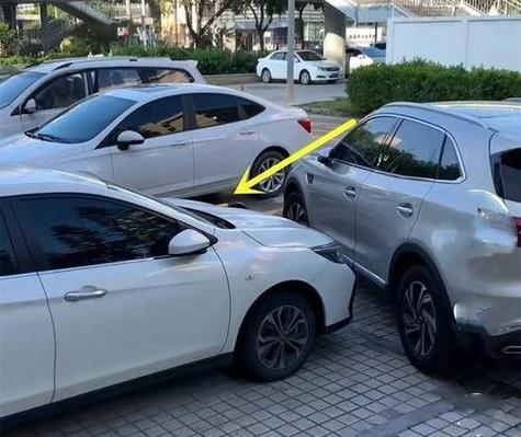 车被故意堵住,可以撞吗图标