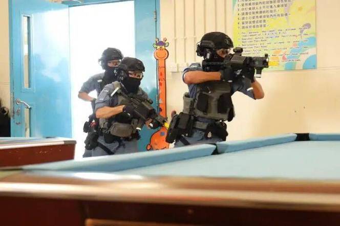 香港警察持国产冲锋枪亮相