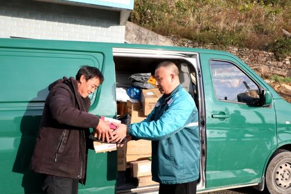 邮政快递包裹送到村里吗