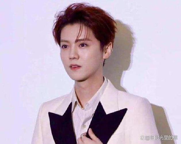男人发愉快的表情说明图标