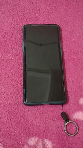 手机屏幕里有粉色线条