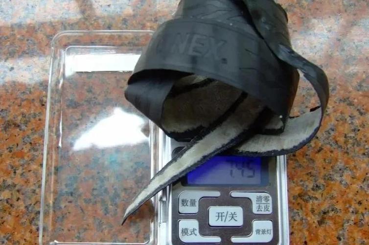 羽毛球拍黑色底胶可以撕了吗图标