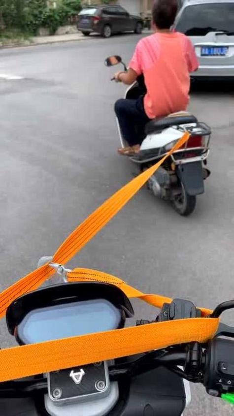 电瓶车用绳子拉电瓶车截图