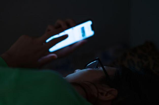 手机功能不关耗电还伤眼截图