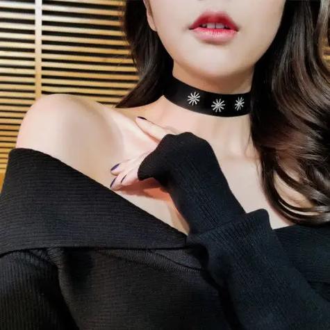 女生脖子上戴的黑色带子是什么截图