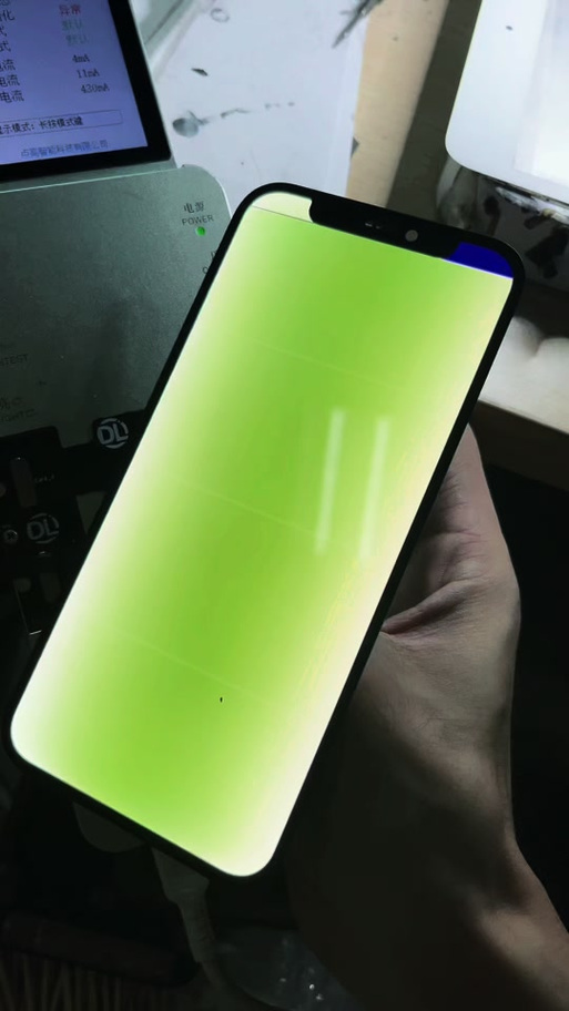 手机屏幕变成绿色,一直闪图标