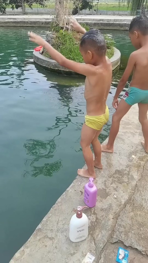 男孩游泳露图标