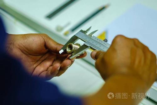 测量卡尺的正确手势图解截图