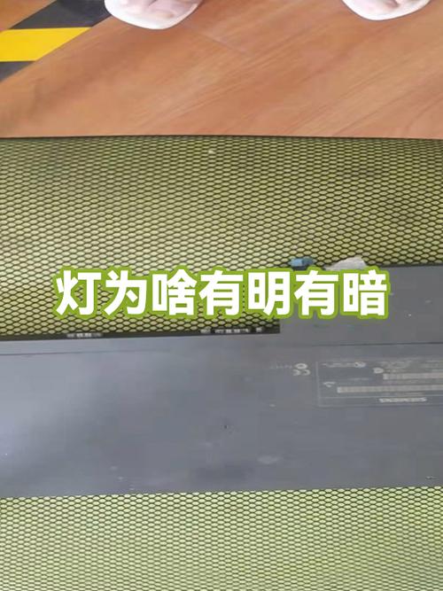 QQ怎么把黑色调成白色图标
