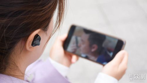 两对蓝牙耳机一起看电影截图