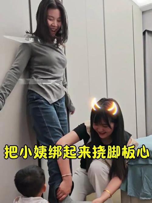 美女绑起来胳肢窝和脚心怕痒视频截图