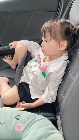 王祖蓝夫妇急出门娃却睡了